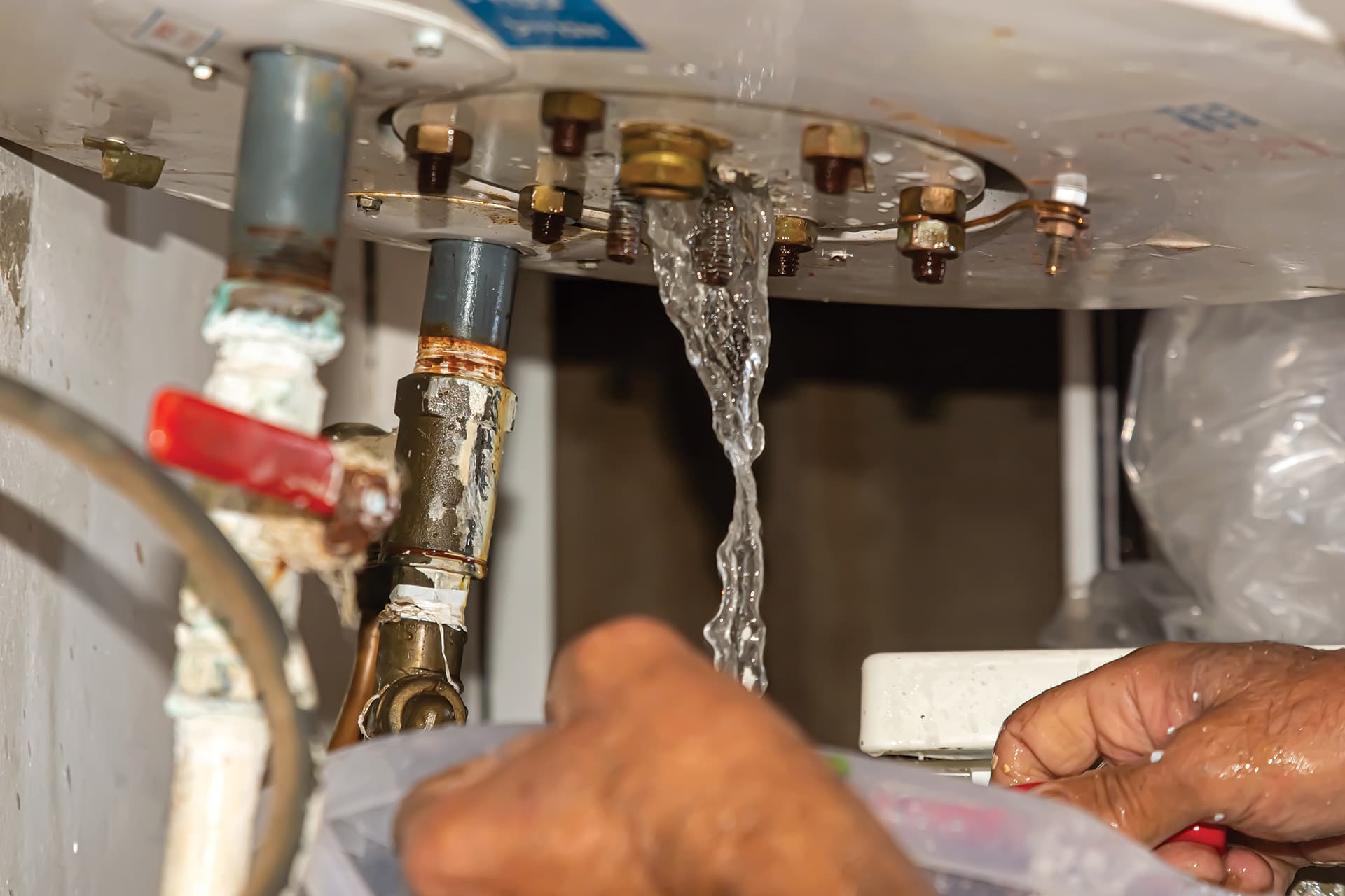 Que faire en cas de fuite de chauffe-eau ? Conseils d'un plombier